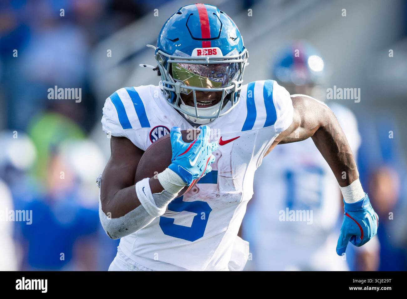 Mississippi running back Kewan Lacy (5) runs the ball down the field ...