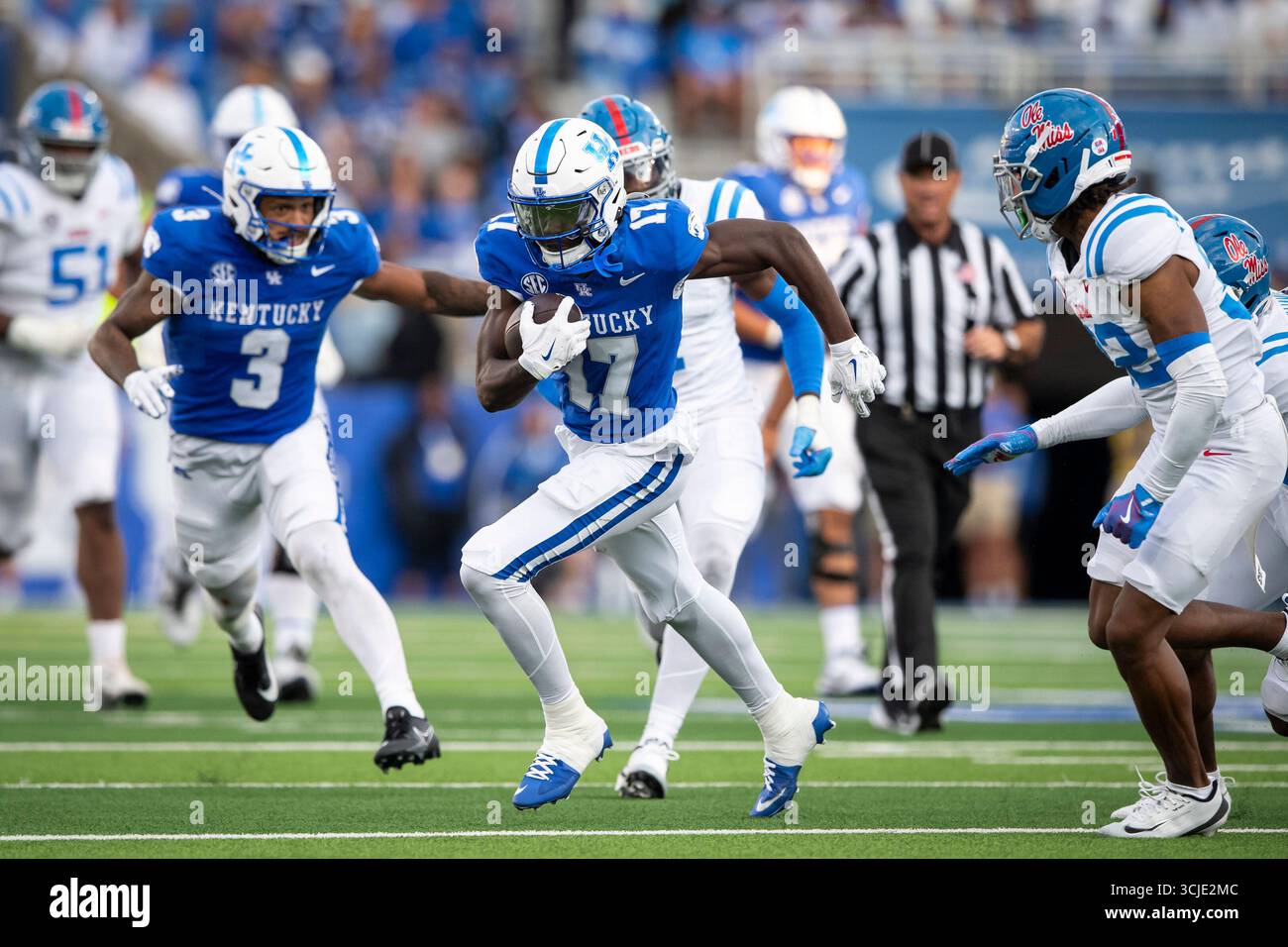 Kentucky wide receiver Hardley Gilmore IV (17) rushes down the field ...