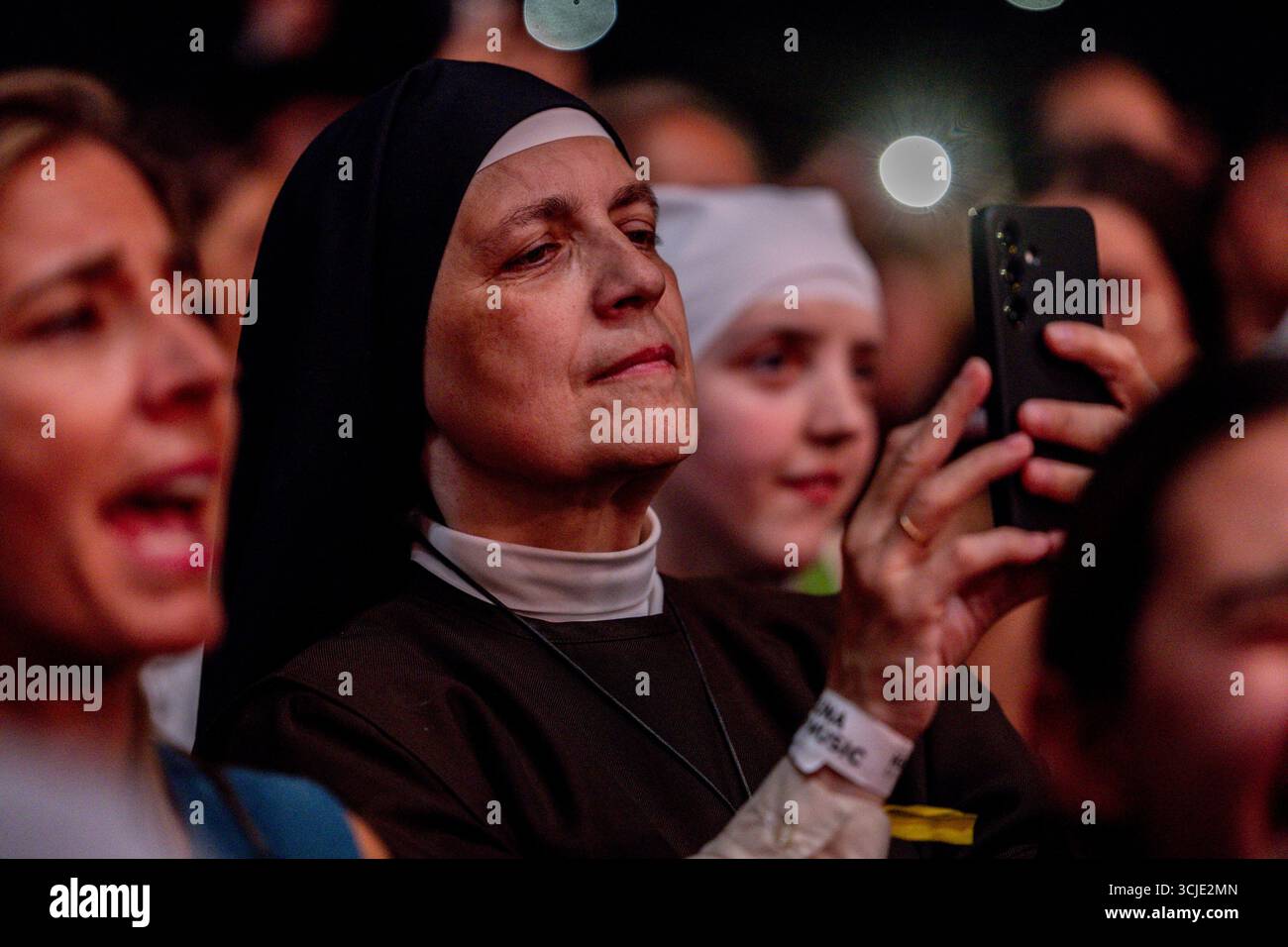 Atmosphere during the Hakuna Group concert at the Miguel Rios ...