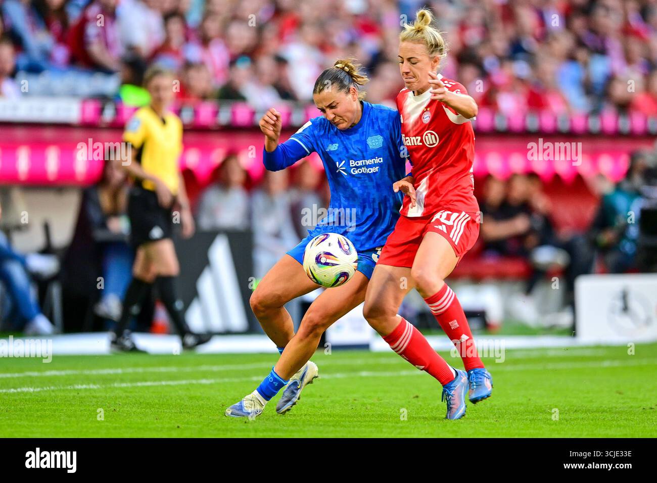 v.li.: Carlotta Wamser (Bayer Leverkusen, 37) Carolin Simon (FC Bayern ...