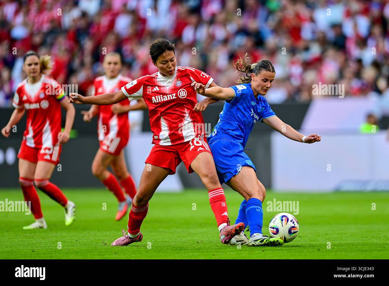 v.li.: Momoko Tanikawa (FC Bayern München, FCB, 18) Katharina Piljic ...