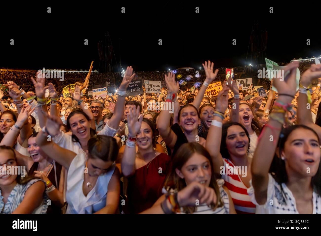 Atmosphere during the Hakuna Group concert at the Miguel Rios ...