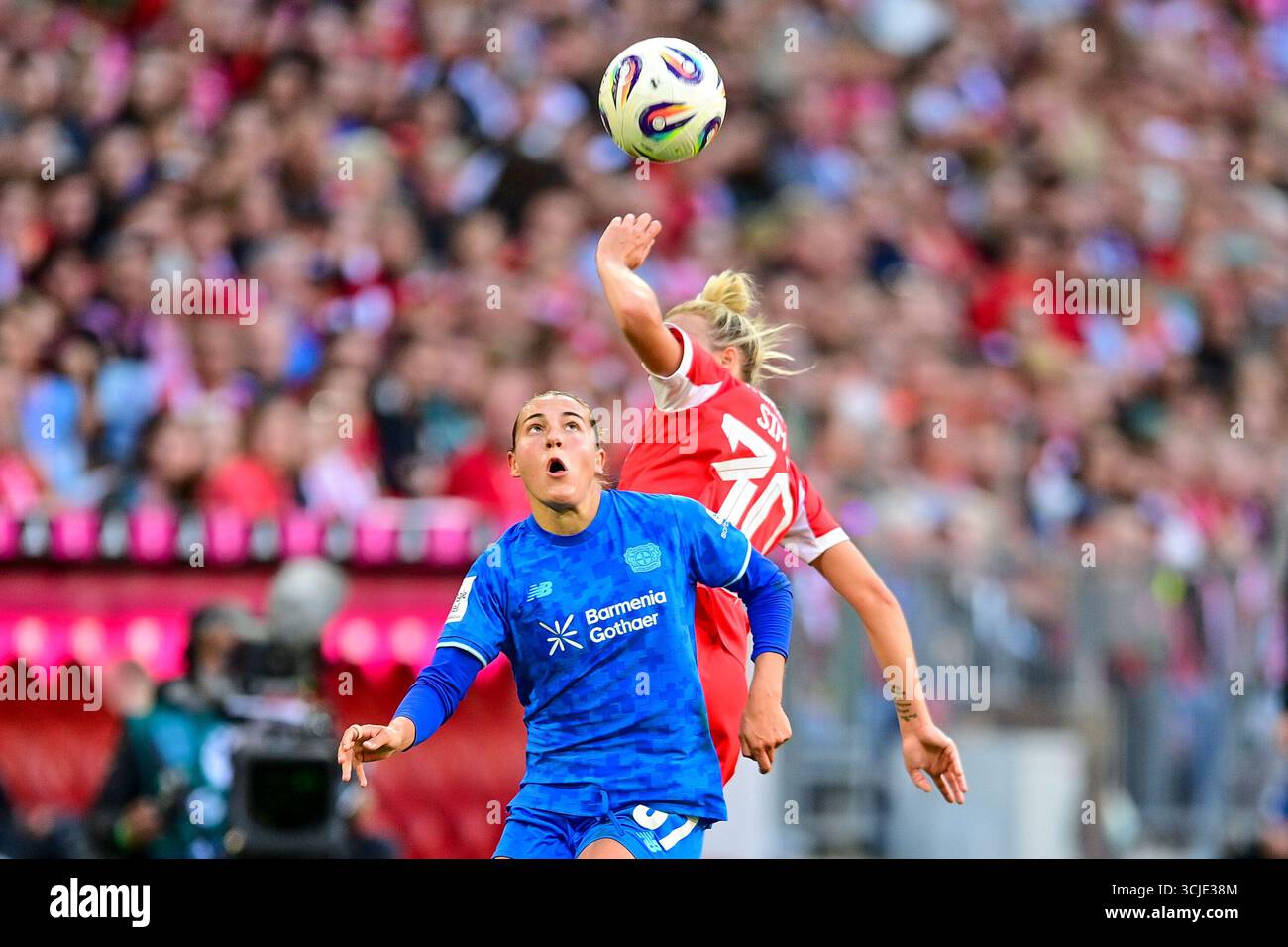 v.li.: Carlotta Wamser (Bayer Leverkusen, 37) Carolin Simon (FC Bayern ...