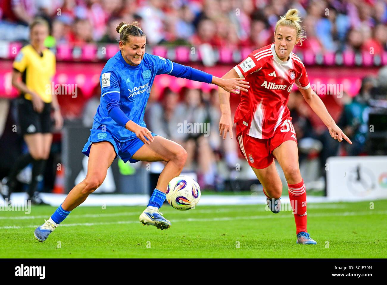 v.li.: Carlotta Wamser (Bayer Leverkusen, 37) Carolin Simon (FC Bayern ...
