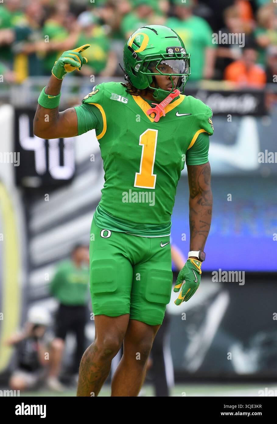 EUGENE, OR - SEPTEMBER 06: Oregon Ducks wide receiver Dakorien Moore (1 ...