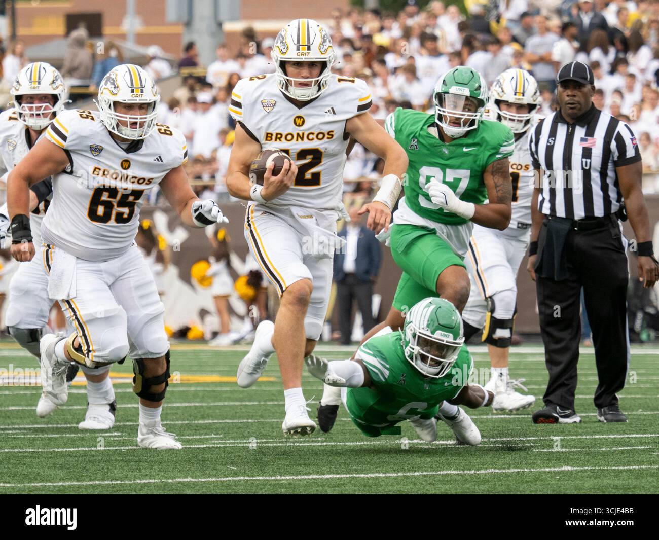 KALAMAZOO, MI - SEPTEMBER 06: Western Michigan Broncos quarterback Broc ...