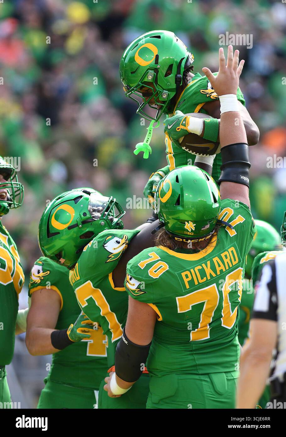 EUGENE, OR - SEPTEMBER 06: Oregon Ducks offensive lineman Matthew ...