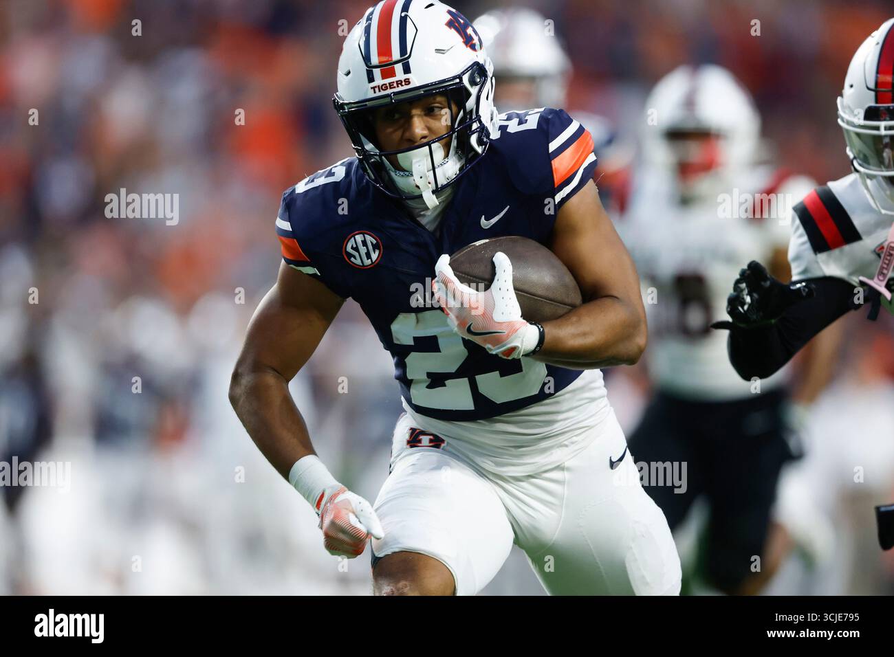 Auburn running back Jeremiah Cobb (23) carries the ball in for a ...