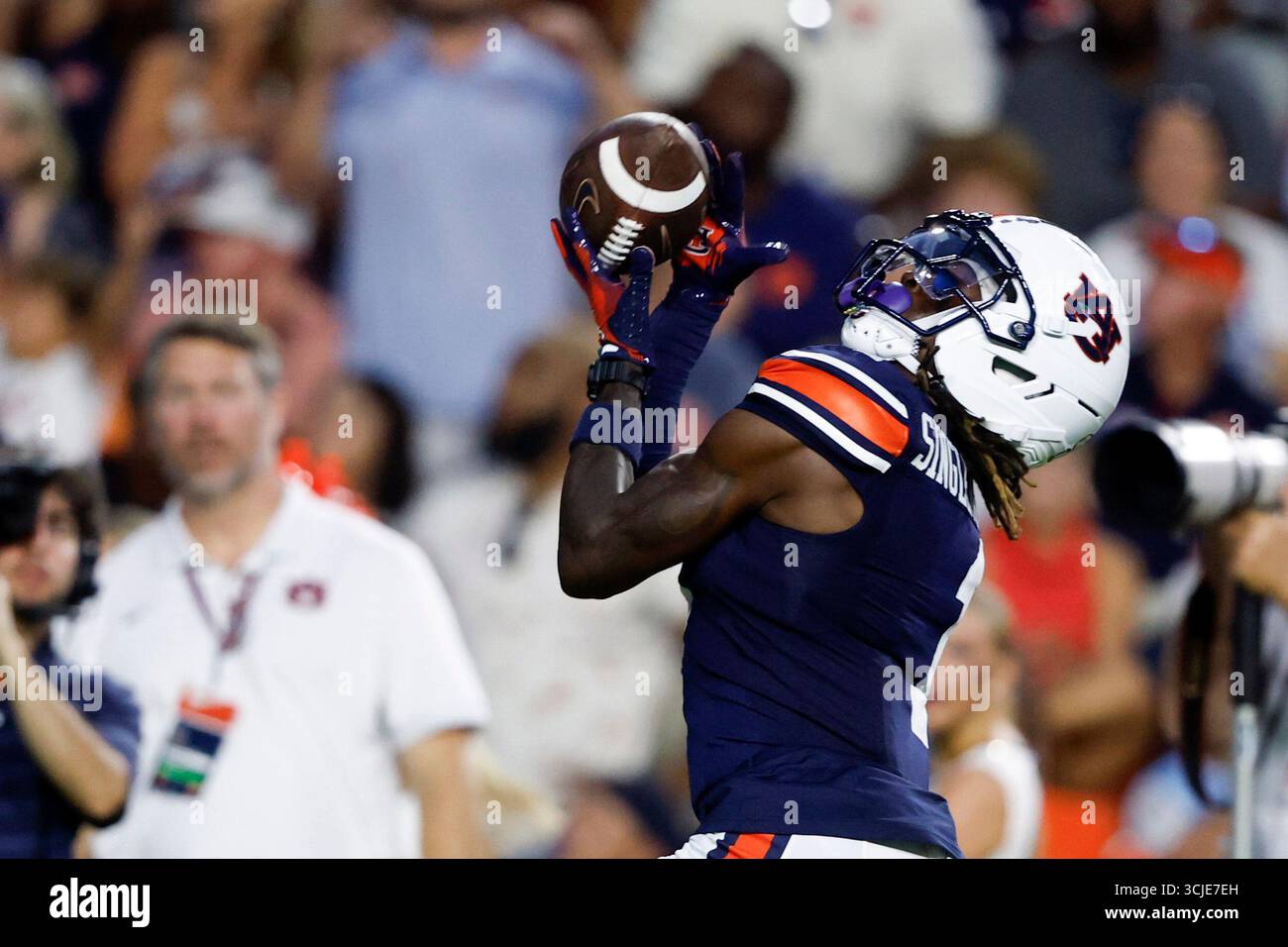 Auburn wide receiver Eric Singleton Jr. (1) catches pass for a ...