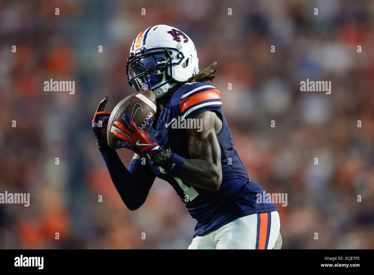 Auburn wide receiver Eric Singleton Jr. (1) catches a touchdown pass ...