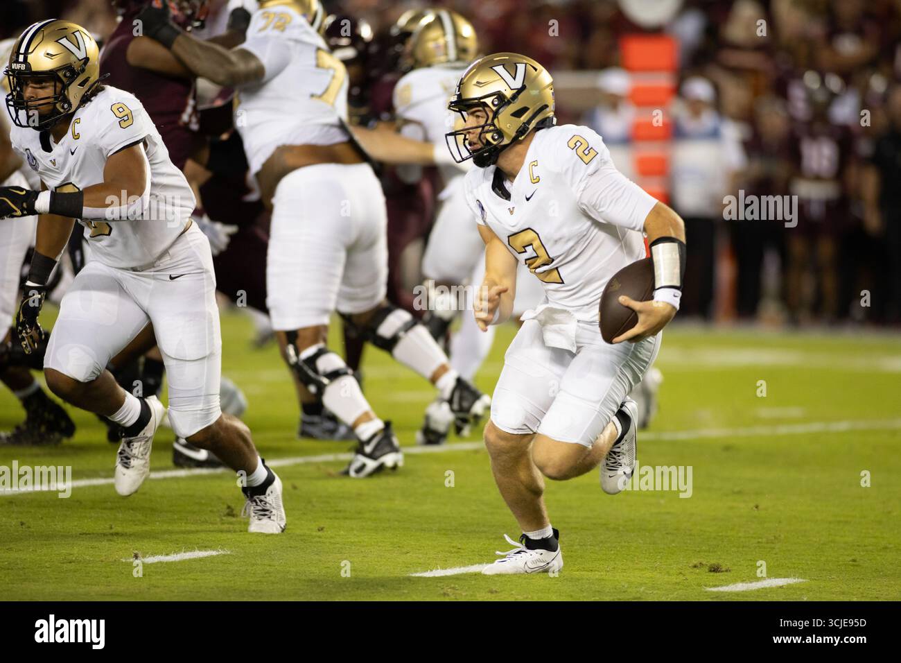 Vanderbilt quarterback diego pavia 2 hi-res stock photography and ...