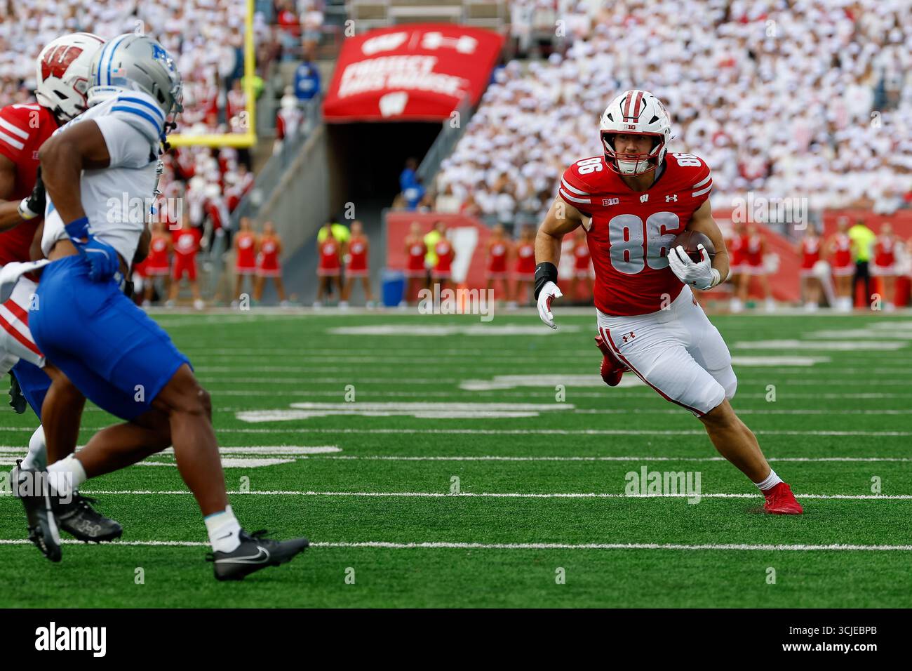 September 6, 2025: Wisconsin Badgers tight end Lance Mason (86) runs after a catch during the ...