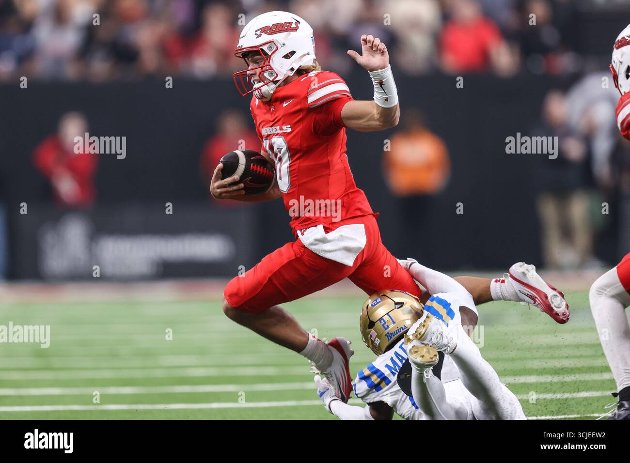 September 6, 2025: UNLV Rebels quarterback Anthony Colandrea (10) is ...