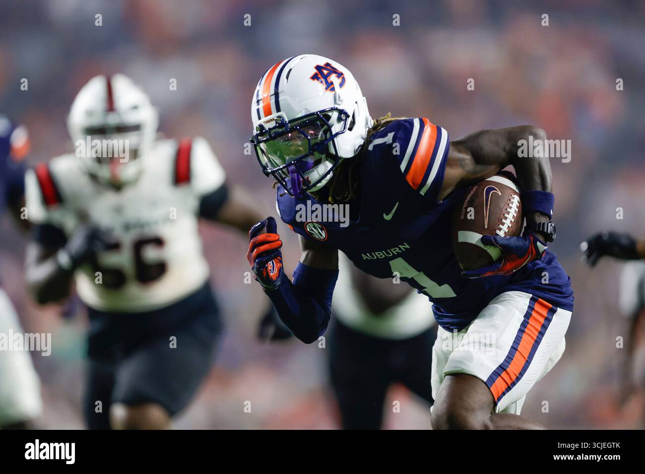 Auburn wide receiver Eric Singleton Jr. (1) runs for a touchdown during ...