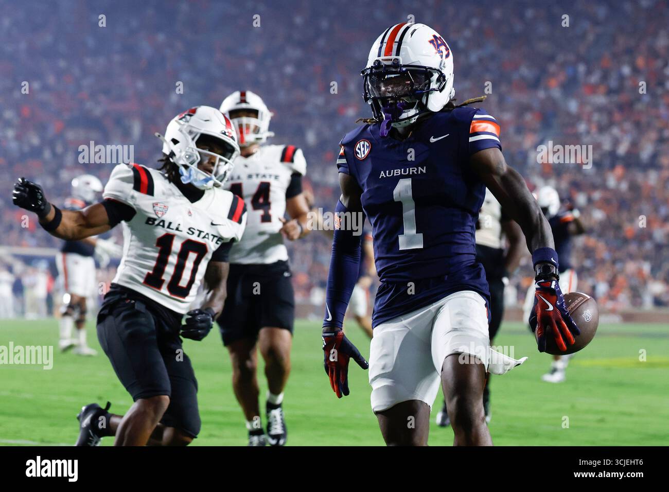 Auburn wide receiver Eric Singleton Jr. (1) carries the ball in for a ...