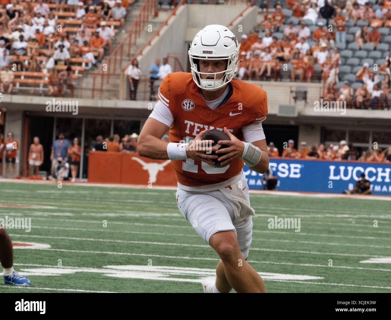 Texas quarterback Arch Manning plays in an NCAA college football game ...