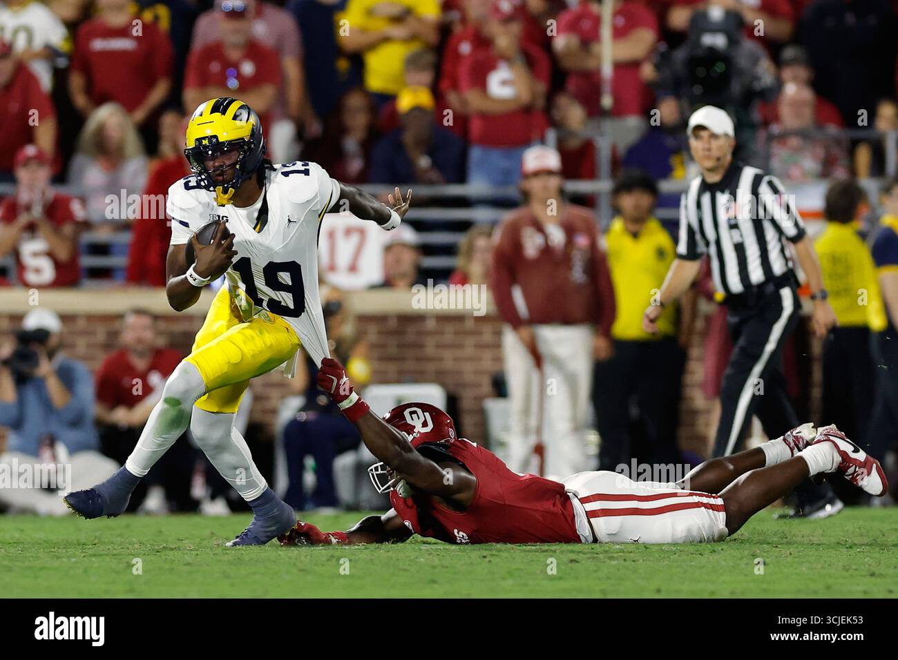 Oklahoma linebacker Sammy Omosigho (7) pulls on Michigan quarterback ...