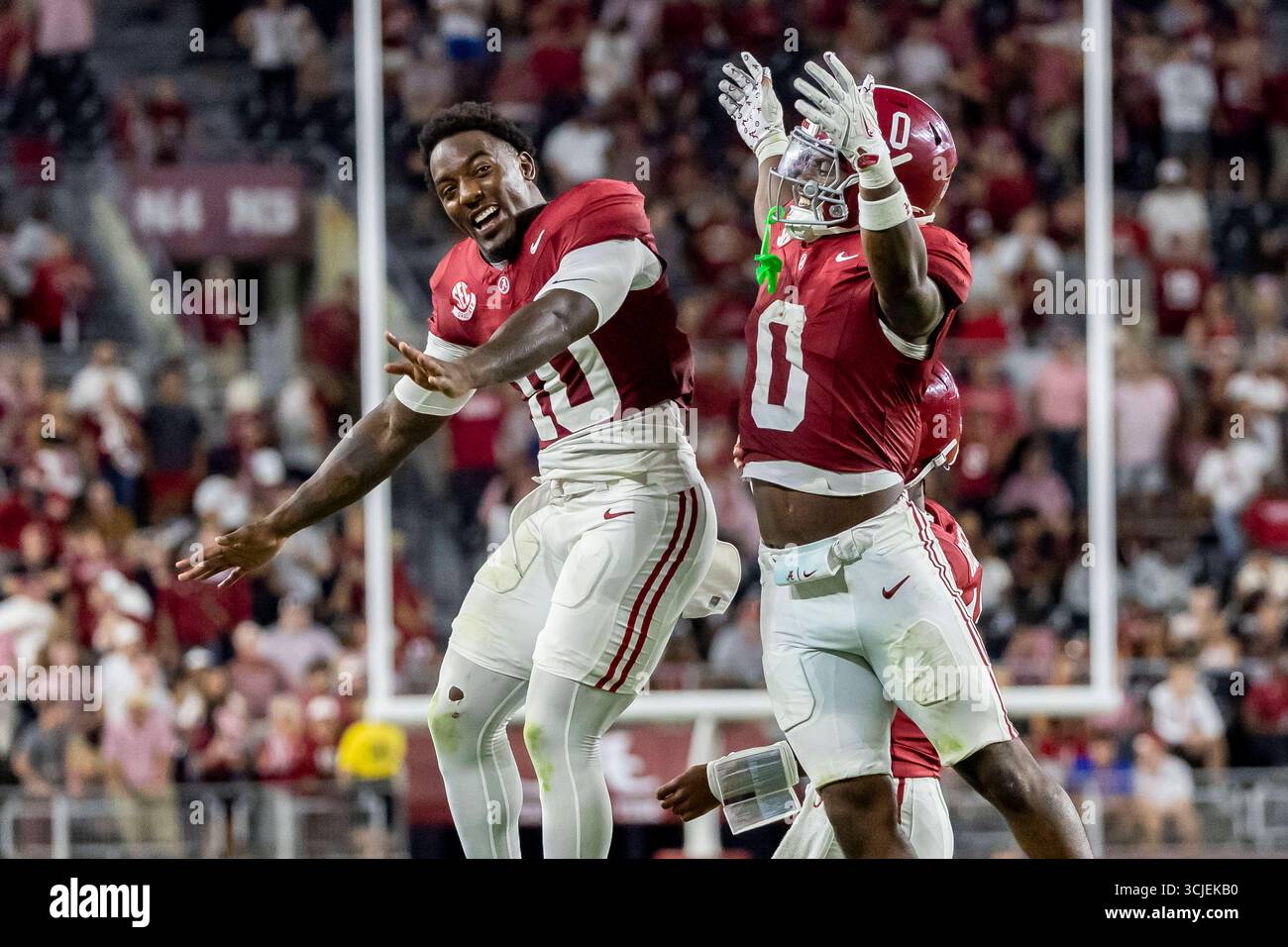 Alabama linebacker Justin Jefferson (10) celebrates with Alabama ...