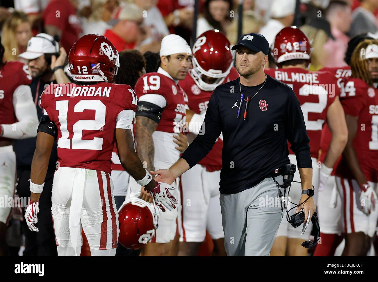 Oklahoma offensive coordinator Ben Arbuckle, front right, greets ...