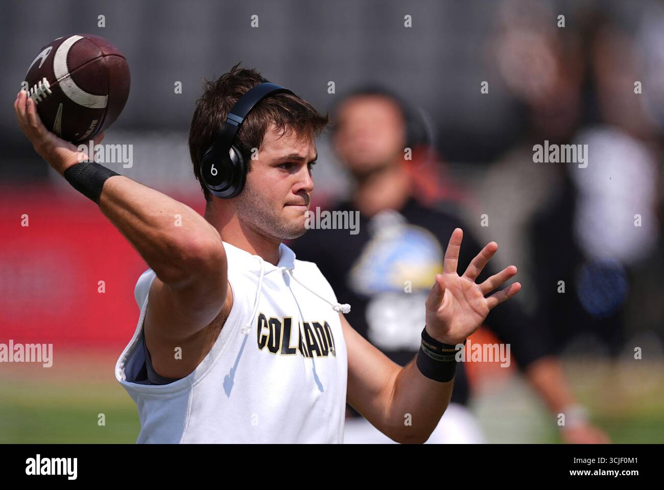 Colorado quarterback Ryan Staub (16) warms up before an NCAA college ...