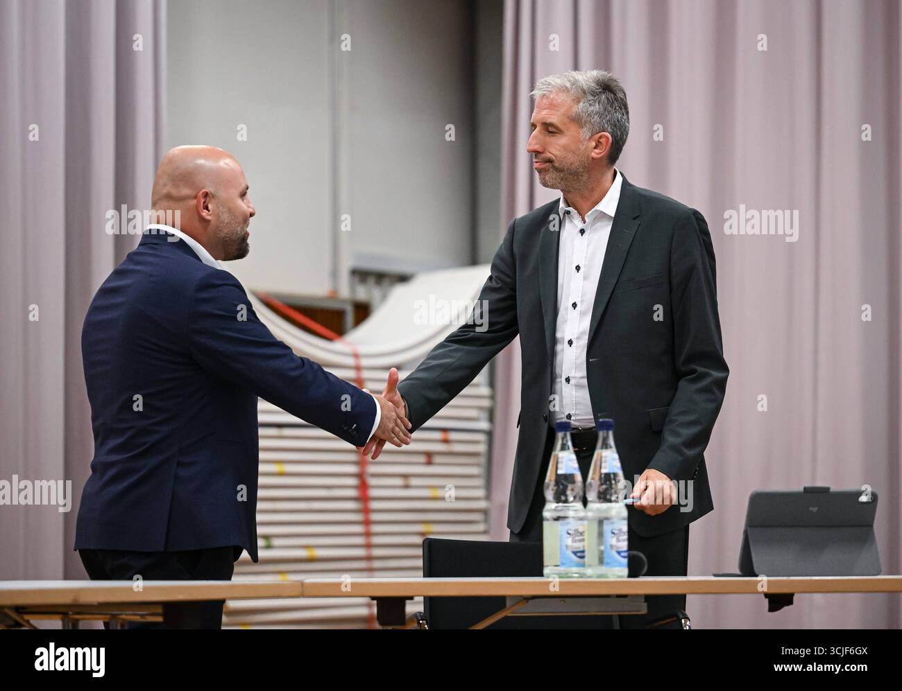 Tuebingen 05.09.2025 Begruessung der beiden Akteure des Streitgespraech ...