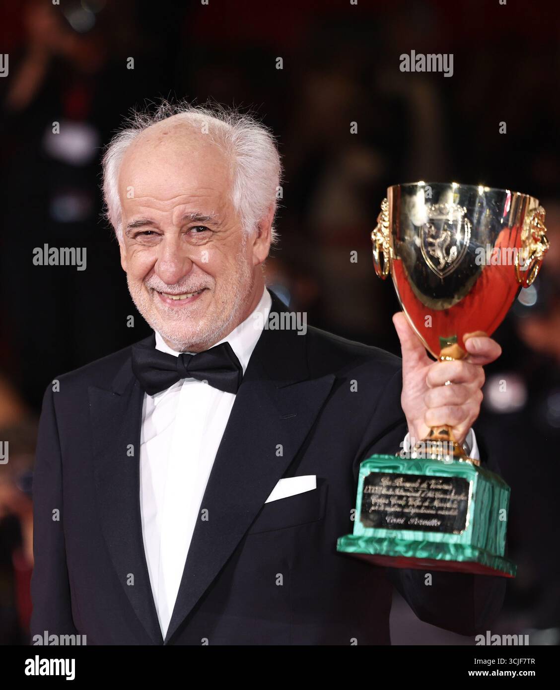 (250907) -- VENICE, Sept. 7, 2025 (Xinhua) -- Italian actor Toni ...