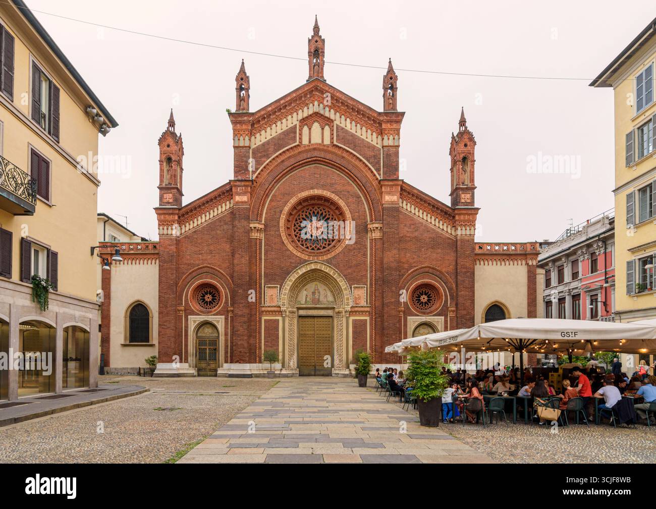 People enjoying piazza santa maria hi-res stock photography and images ...