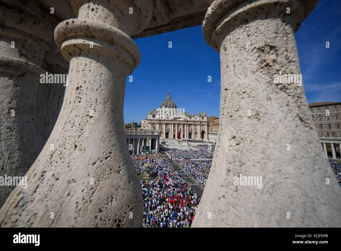 A view of the canonization Mass celebrated by Pope Leo XIV of Carlo ...