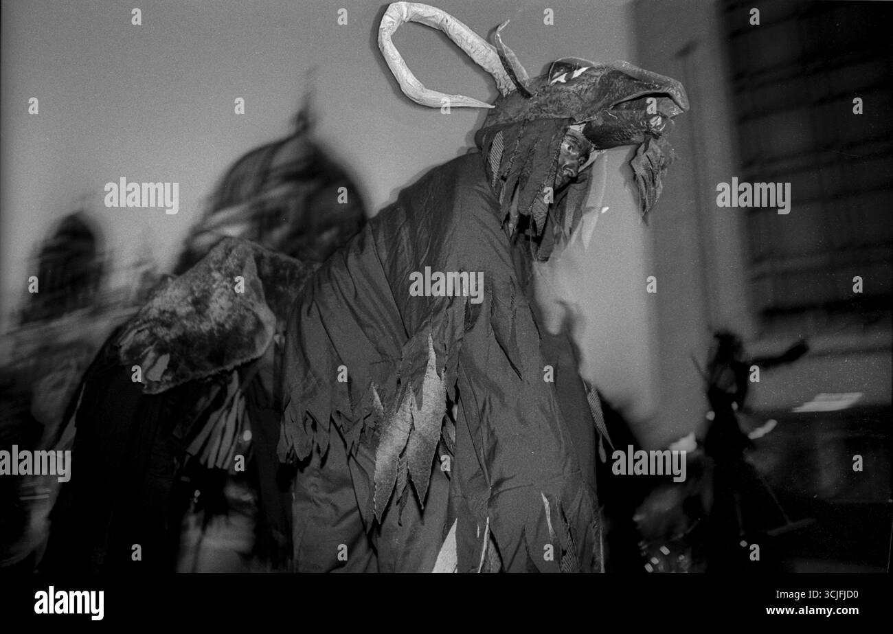 Germany, Berlin, 18.07.1992, stilts, KULE (Kunst & Leben) theatre group ...