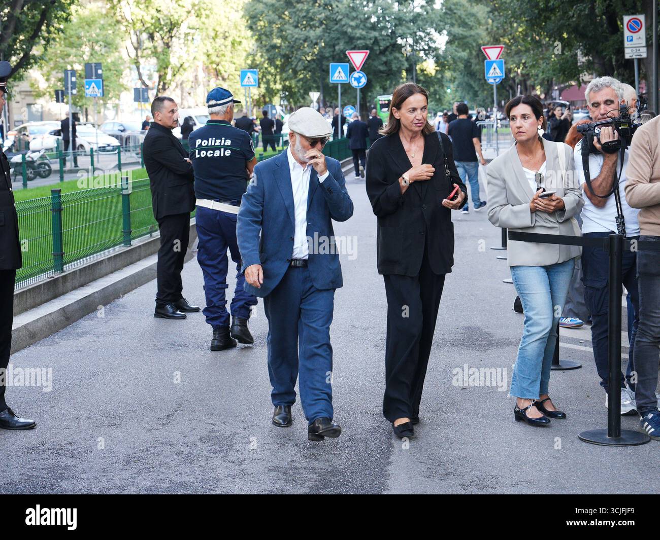 Milan, death of Giorgio Armani, chapel of rest set up at the Armani ...