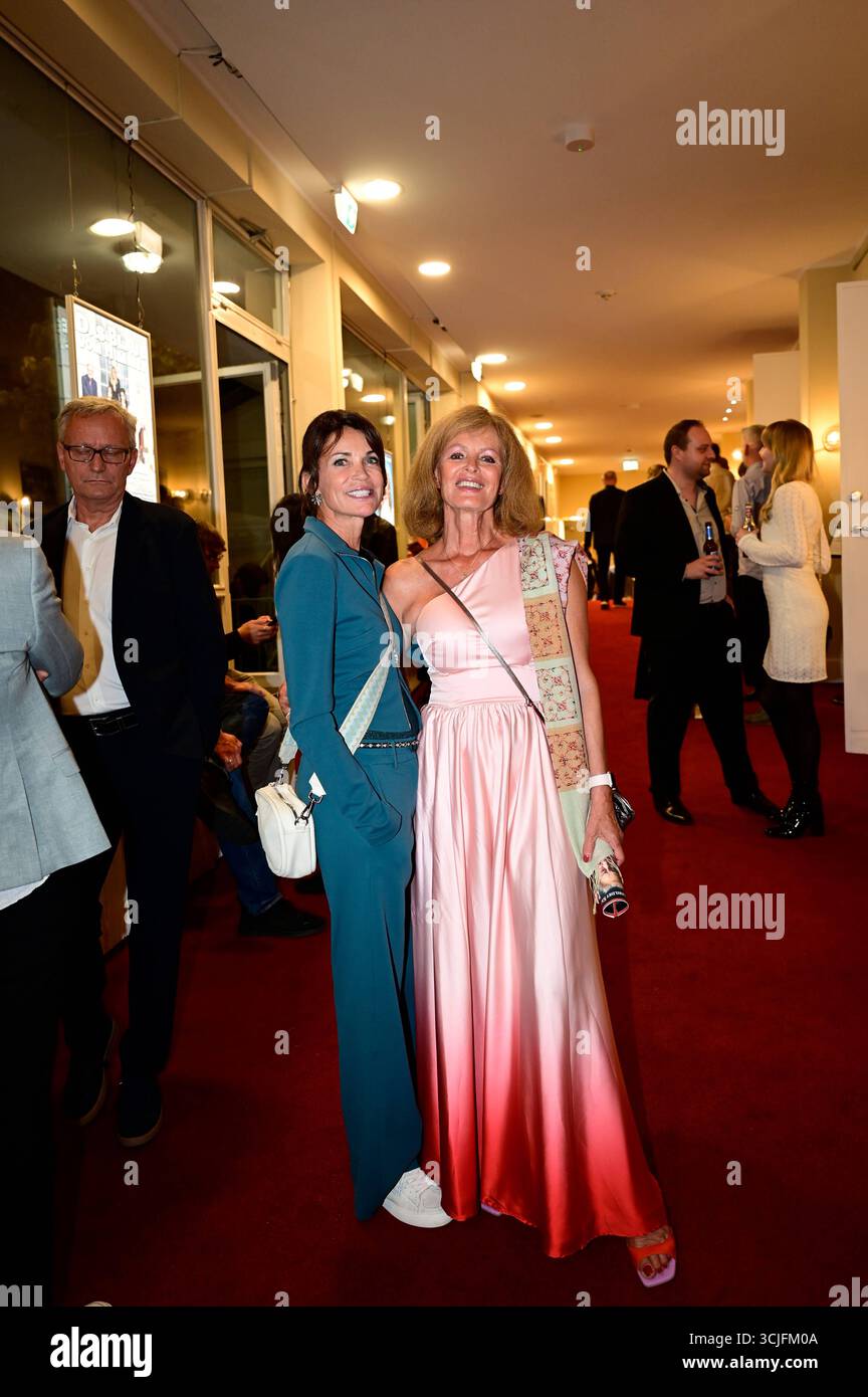 Gerit Kling und Claudia Neidig bei der Premiere des Theaterstücks Der ...