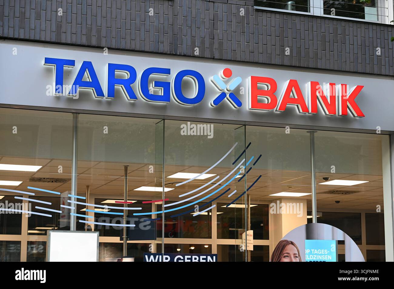 Logo Schriftzug der TARGOBANK an einem Kundencenter *** TARGOBANK logo ...