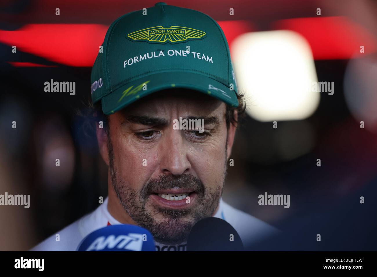 #14 Fernando Alonso (ESP) of Aston Martin Aramco F1 Team giving an ...