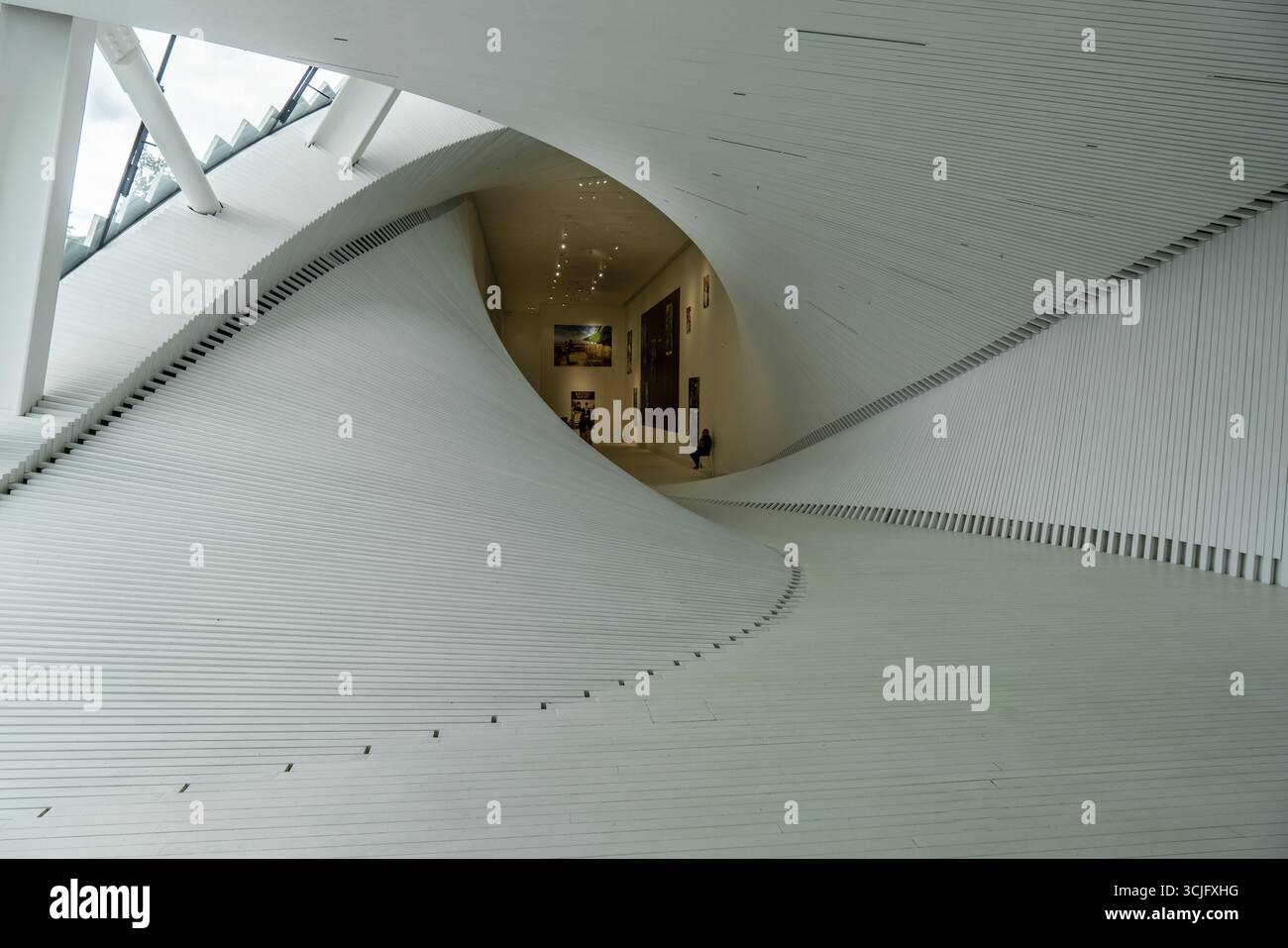 The Twist ist eine Galerie und eine Bruecke ueber dem Fluss Randselva ...