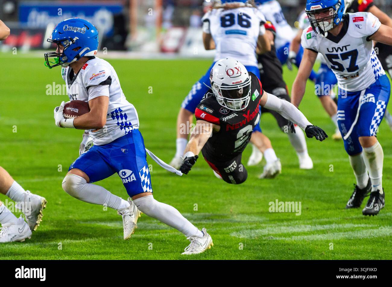 Nicco Formosa (5, WR, Allgaeu Comets) mit Lauritz Heinze (21, DB, New ...