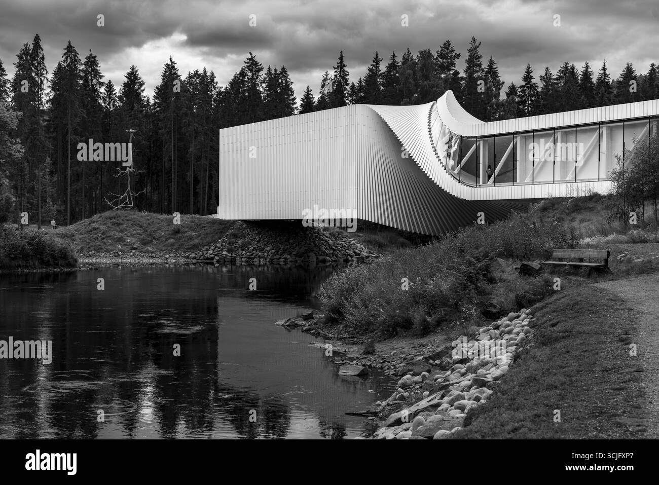 The Twist ist eine Galerie und eine Bruecke ueber dem Fluss Randselva ...
