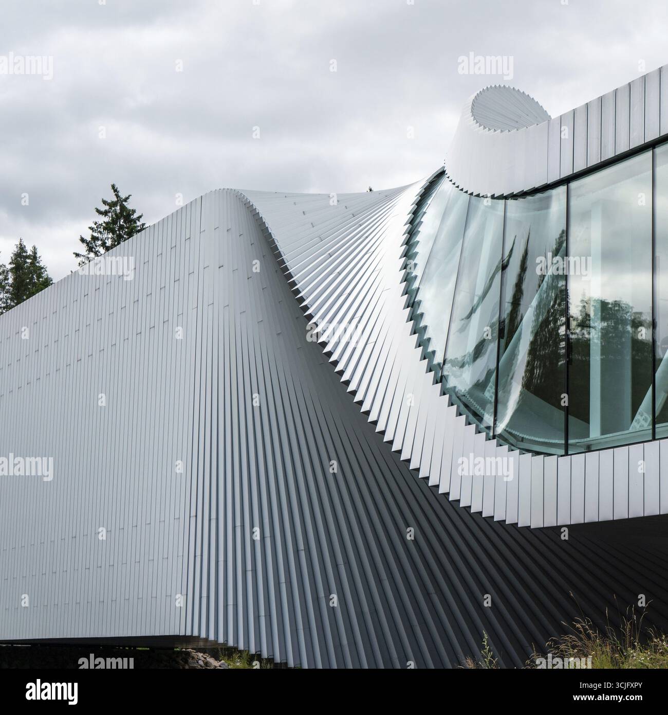 The Twist ist eine Galerie und eine Bruecke ueber dem Fluss Randselva ...