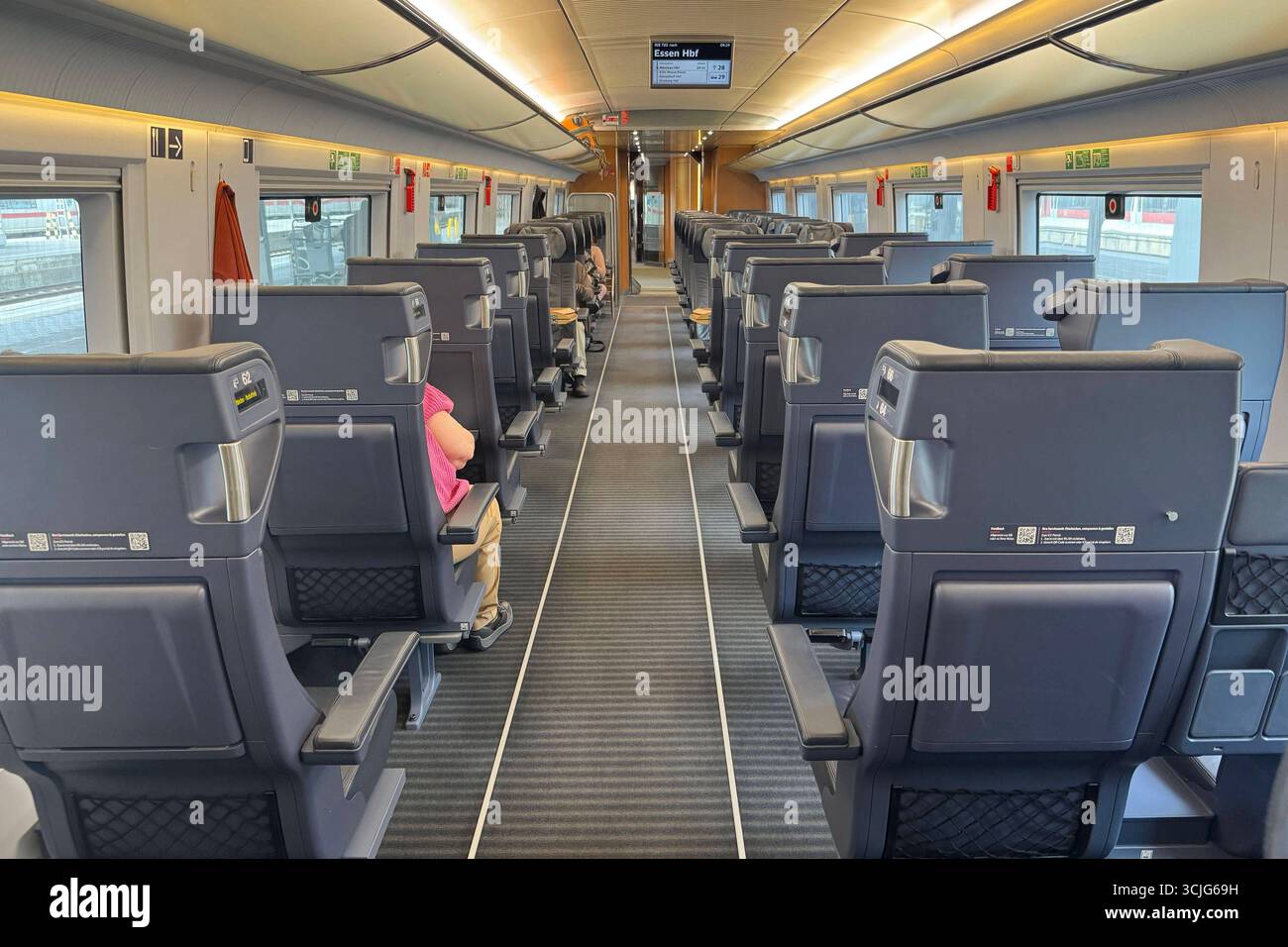 Themenfoto Bahnreise,Intercity,ICE,Zug,1.Klasse, Grossraumwagen,Abteil ...