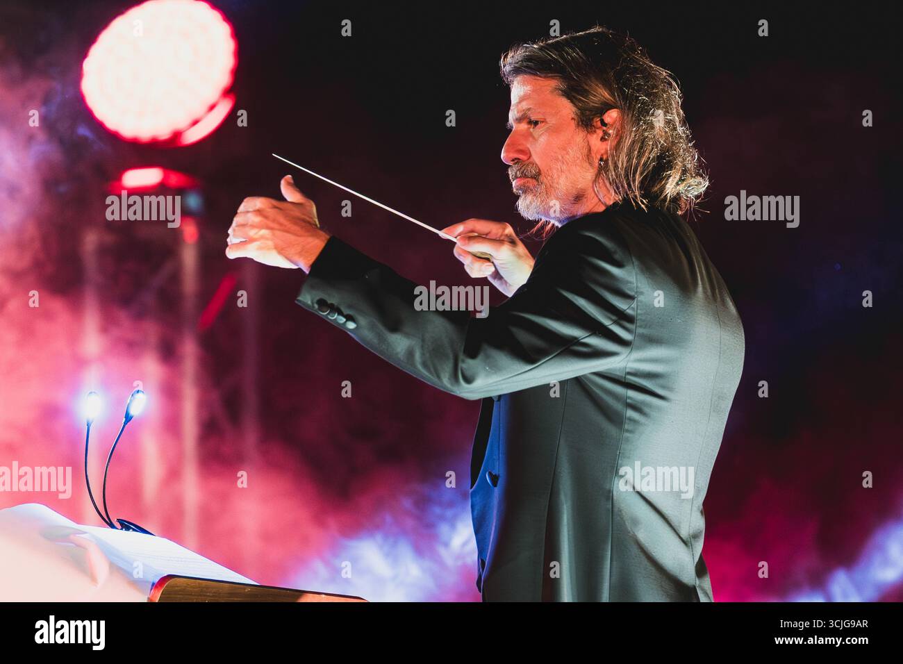Rodrigo D'Erasmo conducts the orchestra of the show “Marlene Kuntz con ...