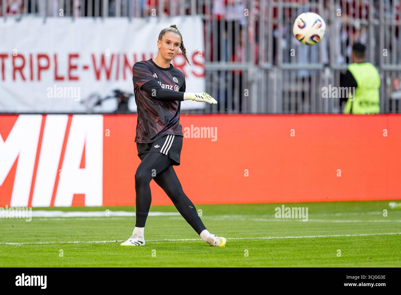 Ena Mahmutovic (Torfrau, FC Bayern Muenchen Frauen, #32) beim ...