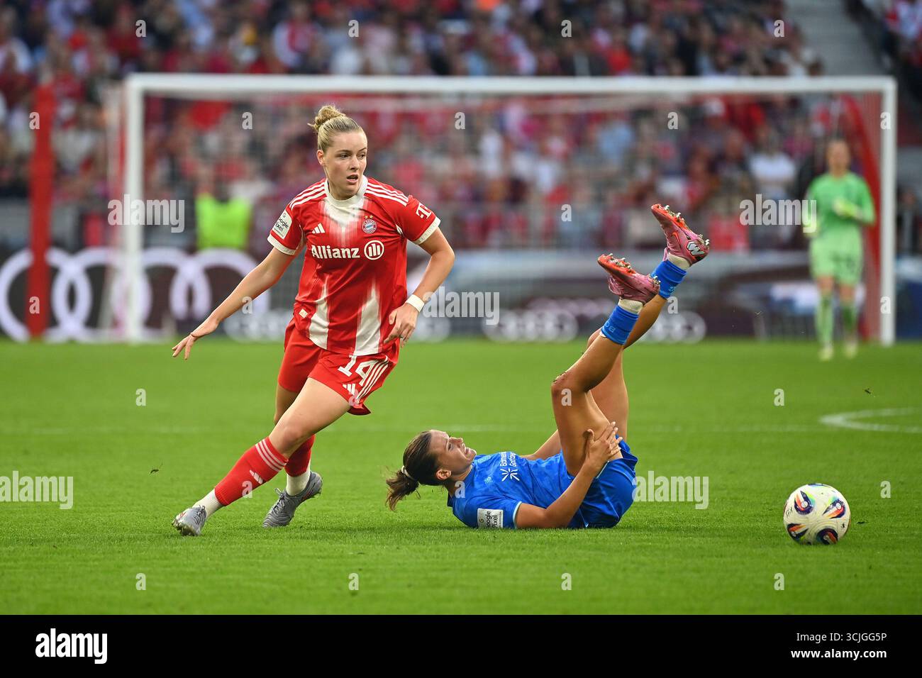 Alara SEHITLER (FCB), action, duels versus Ruby GRANT (LEV). Football ...