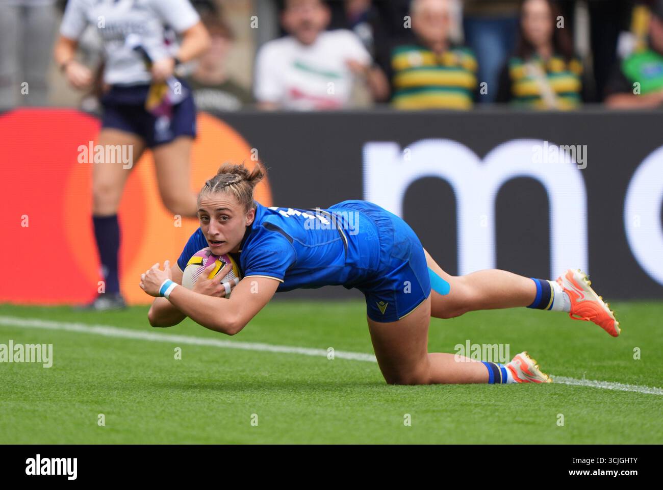 Italy's Sara Mannini scores her side's first try during the Women's ...