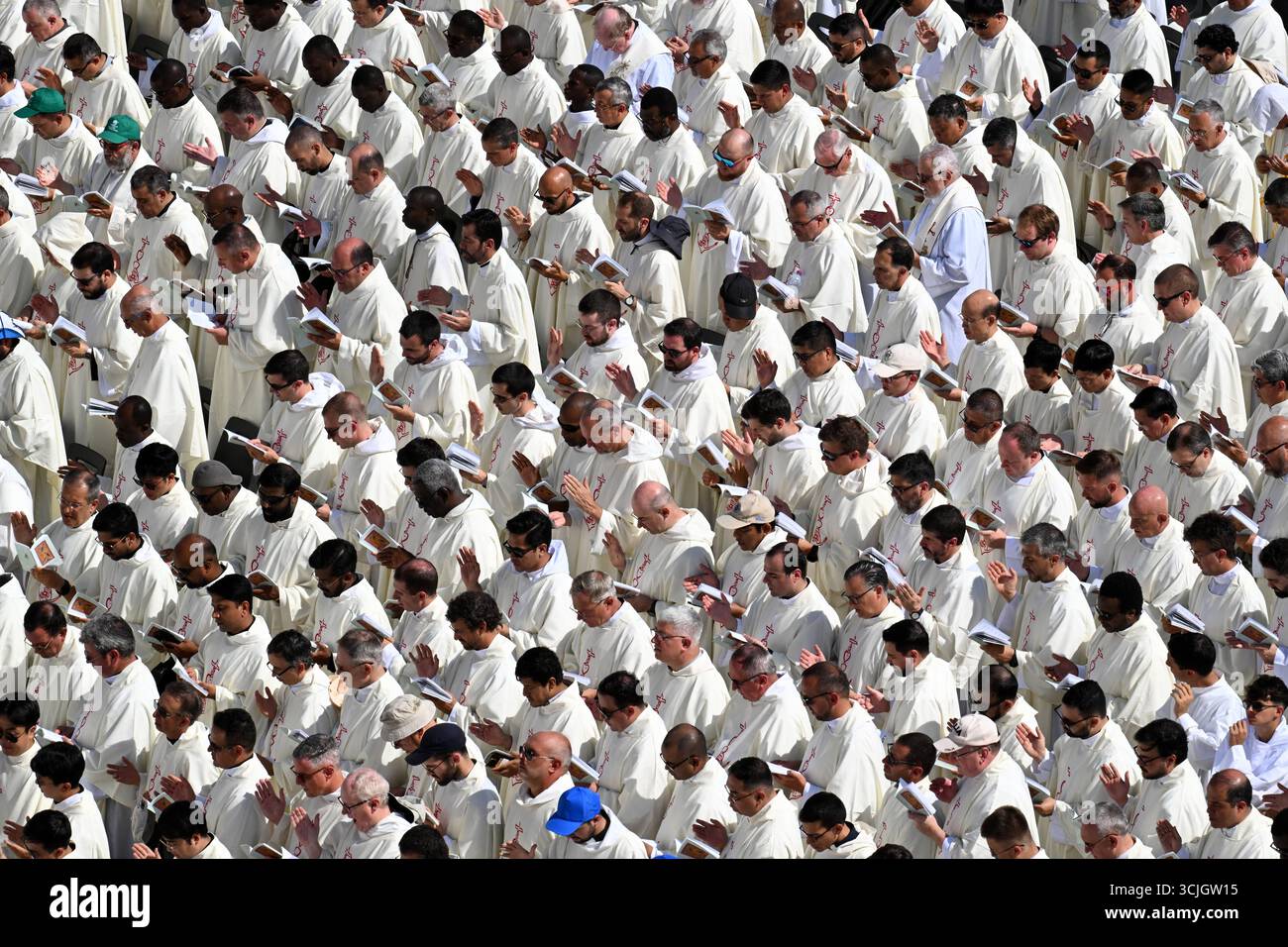 Pope Leo XIV presides over the Mass and canonization of Carlo Acutis ...