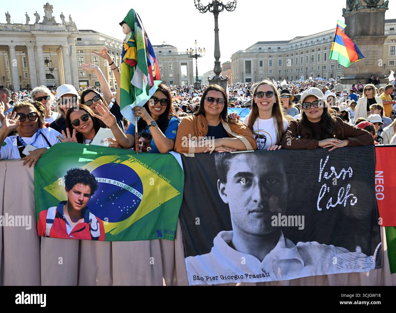 Pilgrims show the portraits of new saints Carlo Acutis and Pier Giorgio ...