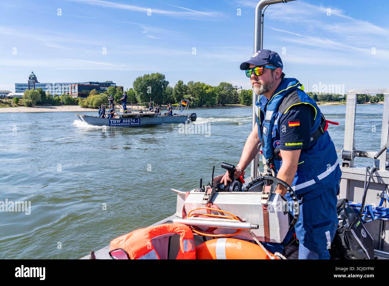 Übungsfahrt eines Mehrzweckpontons auf dem Rhein, Begleitboot der ...