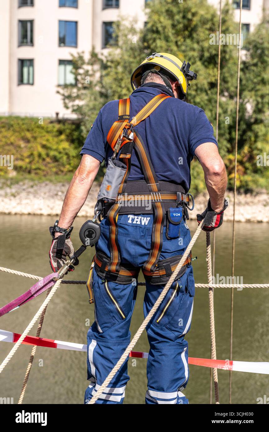 THW Einsatzkräfte, Sicherung beim zu Wasserlassen eines Boots über ...