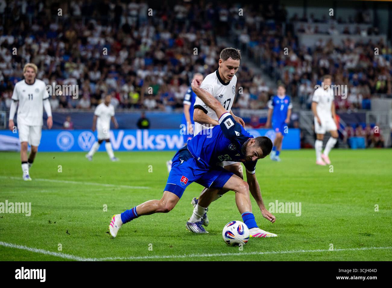 Florian Wirtz (Deutschland, #17) im Zweikampf mit Matus Bero (Slowakei ...