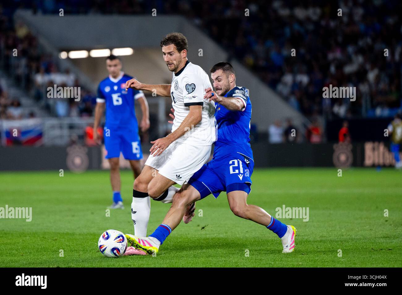 Leon Goretzka (Deutschland, #08) im Zweikampf mit Matus Bero (Slowakei ...