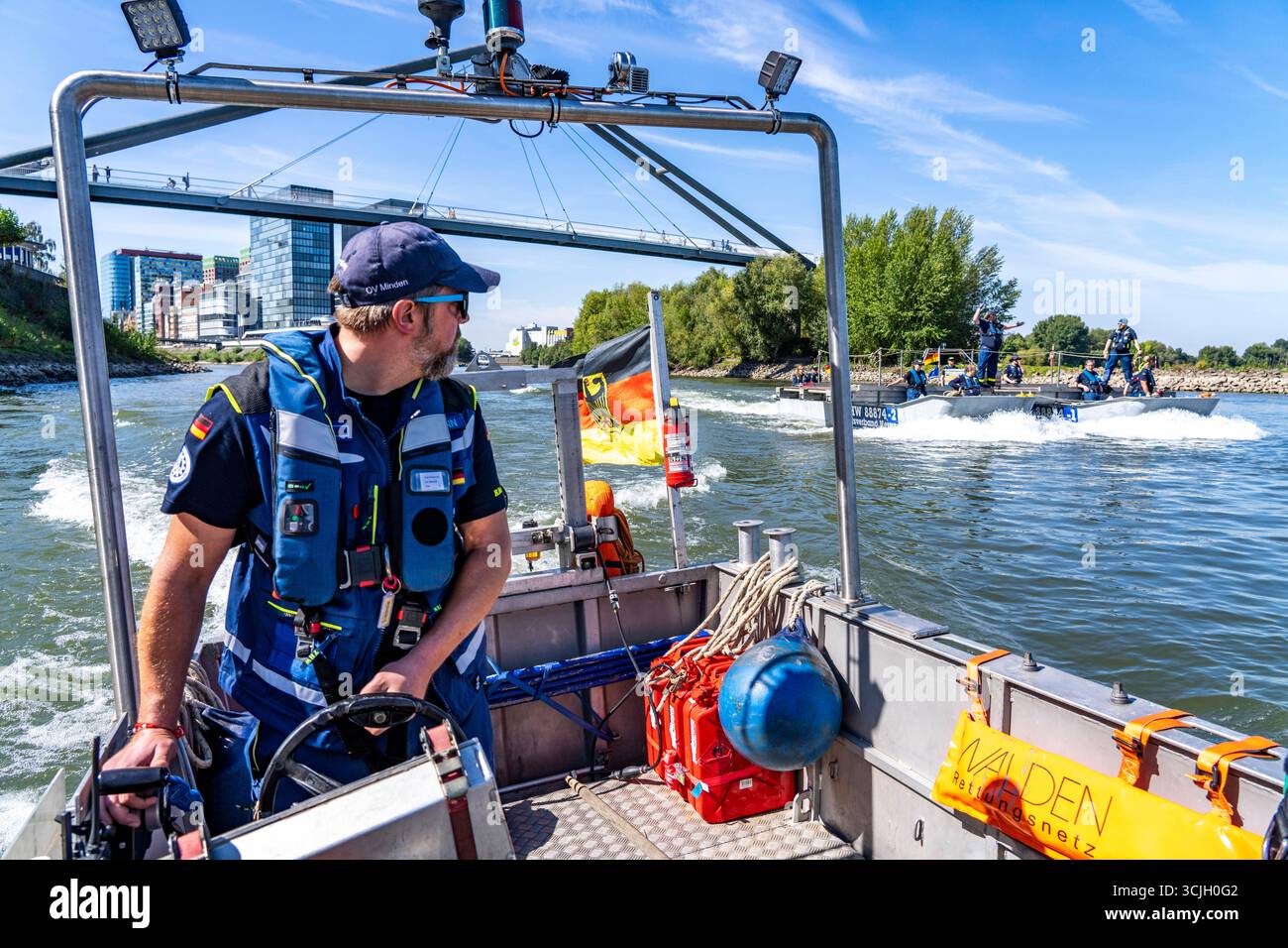 Übungsfahrt eines Mehrzweckpontons auf dem Rhein, Begleitboot der ...