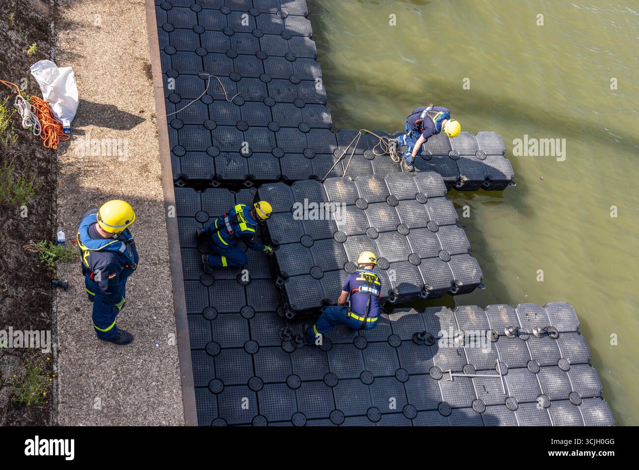 Bau einer Schwimmplattform mit dem Jet-Float-System, dies kann als ...